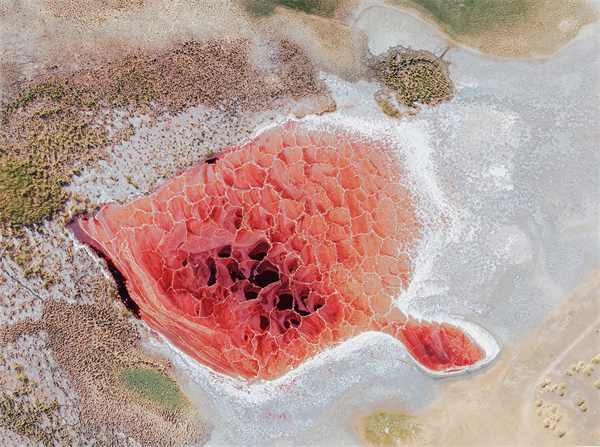 Ulan Lake: The red jewel of the Tengger Desert