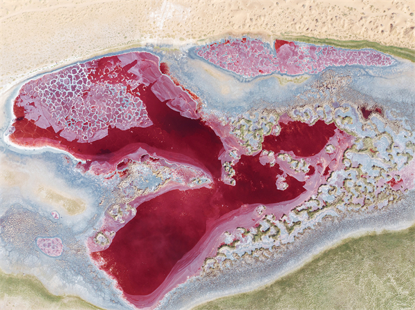 Ulan Lake: The red jewel of the Tengger Desert